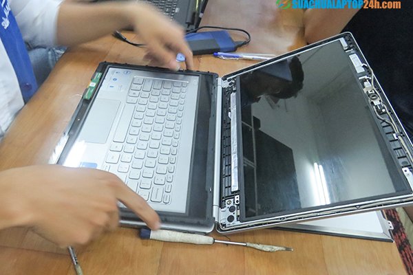 LCD screen repair service